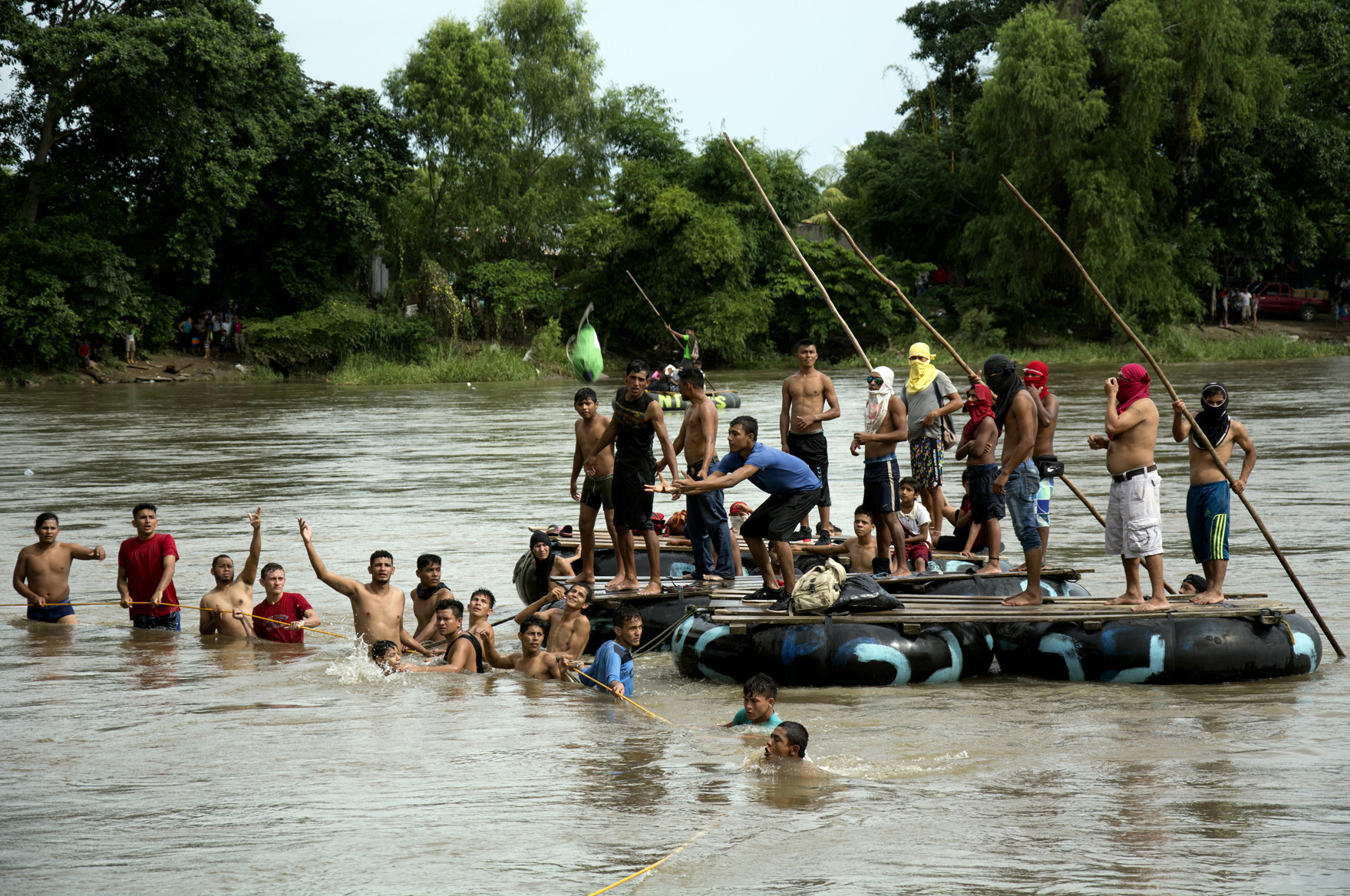 Migrantes comienzan a cruzar el río Suchiate para llegar a México