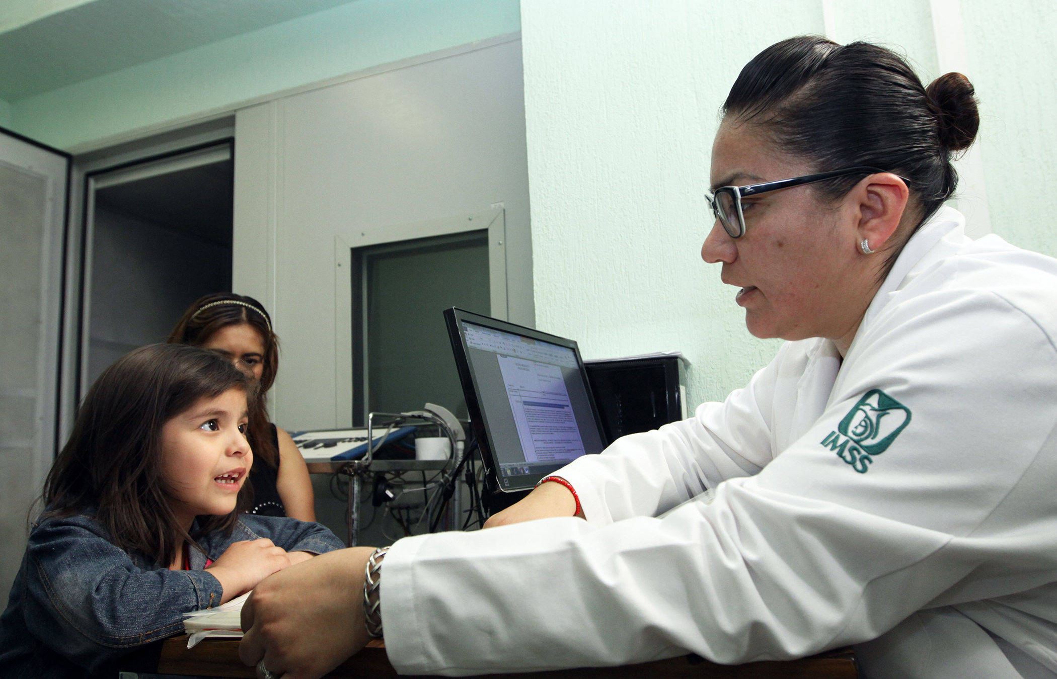 Contrata IMSS más médicos para clínicas y hospitales de Coahuila