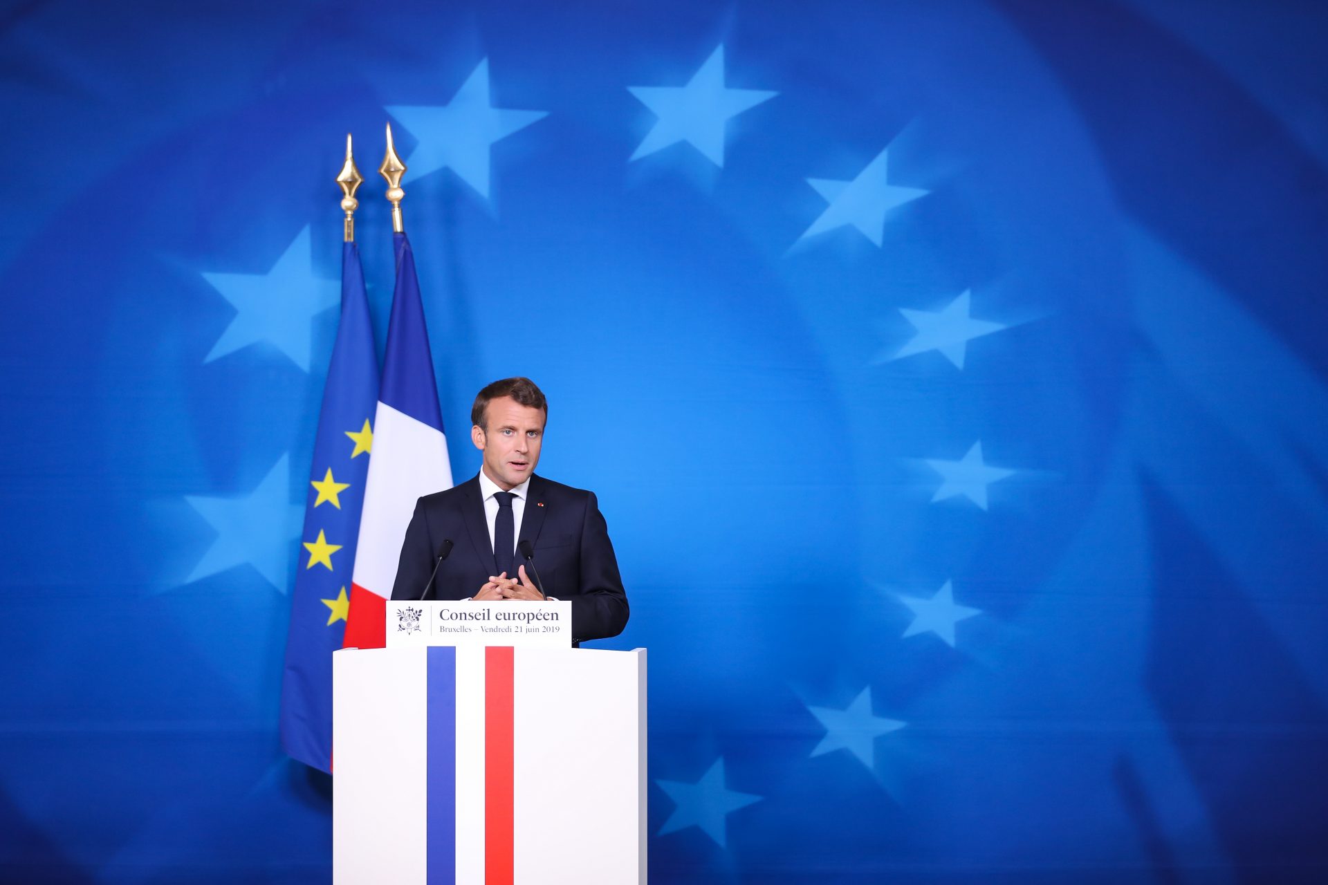 Emmanuel Macron cambia el color de la bandera de Francia