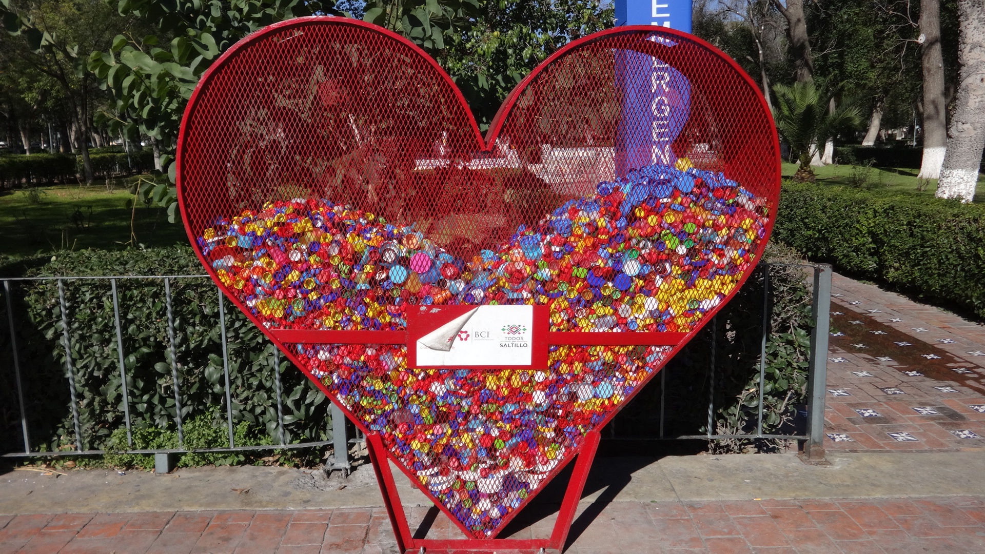 Crece instalación de "corazones" en favor de niños con cáncer