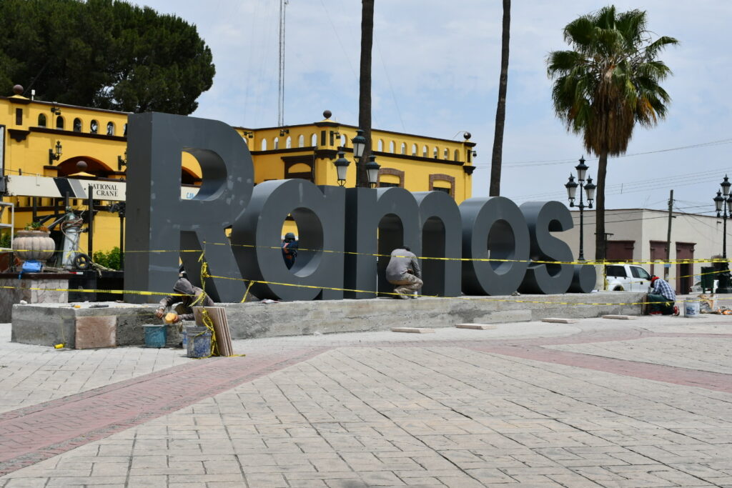 Letras monumentales de Ramos son colocadas en Plaza de Armas