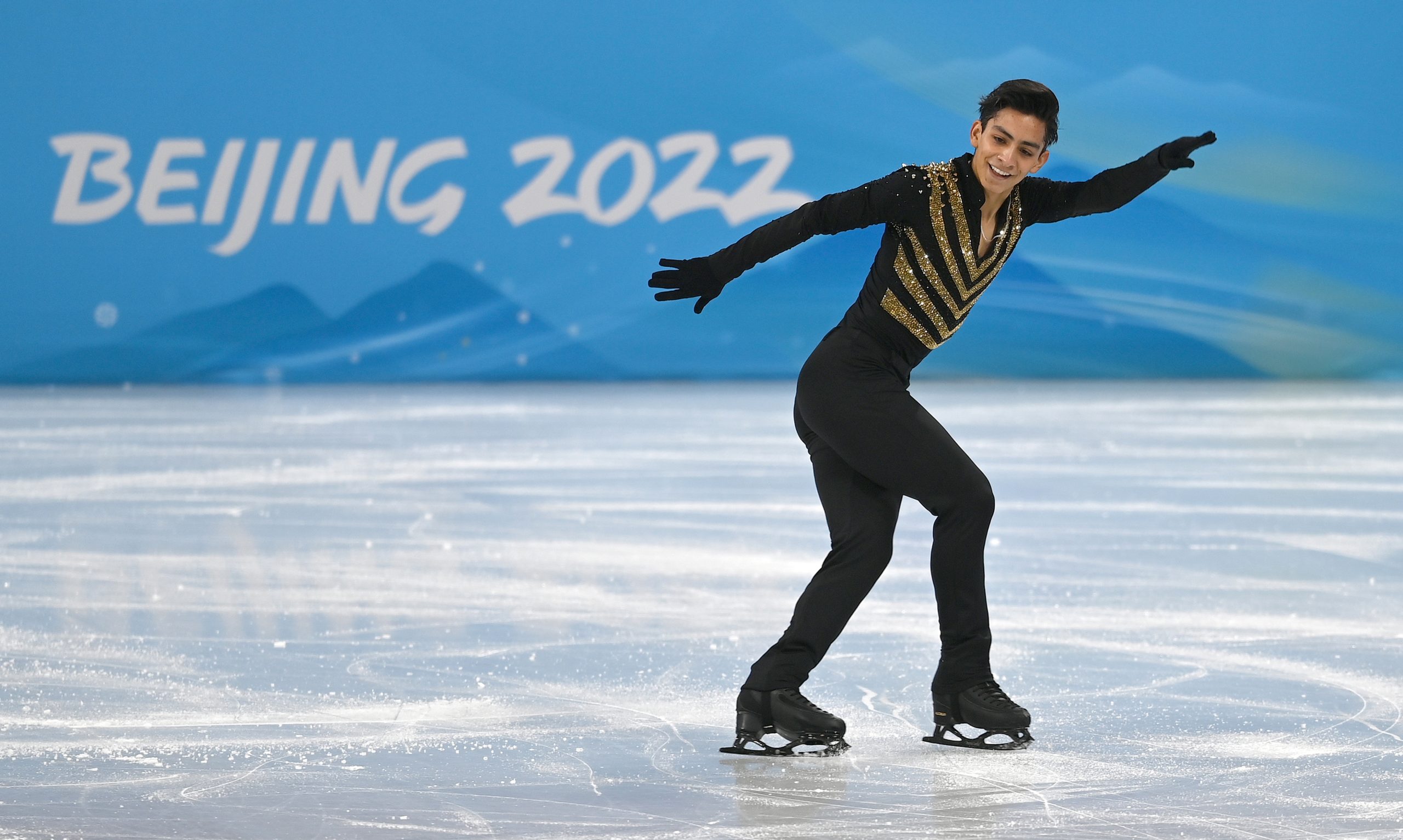 Donovan Carrillo es recibido como campeón en su llegada a México