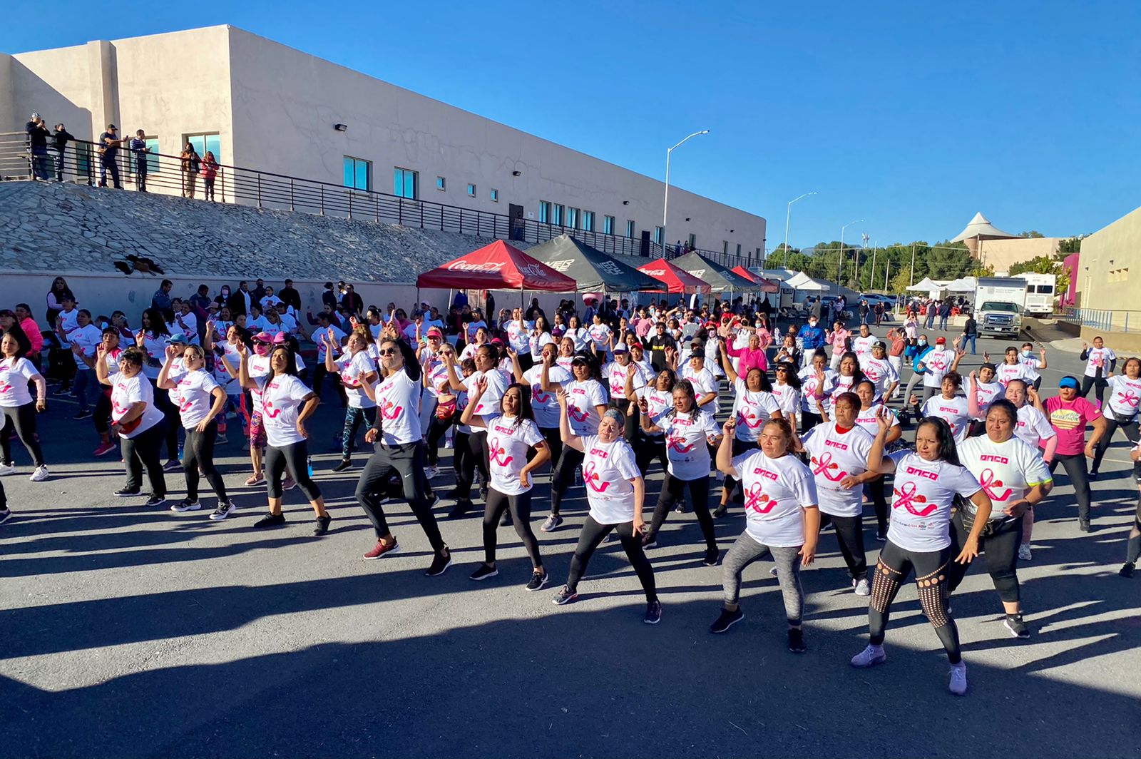 En Saltillo, realiza Centro Oncológico de Coahuila ZUMBATÓN Rosa