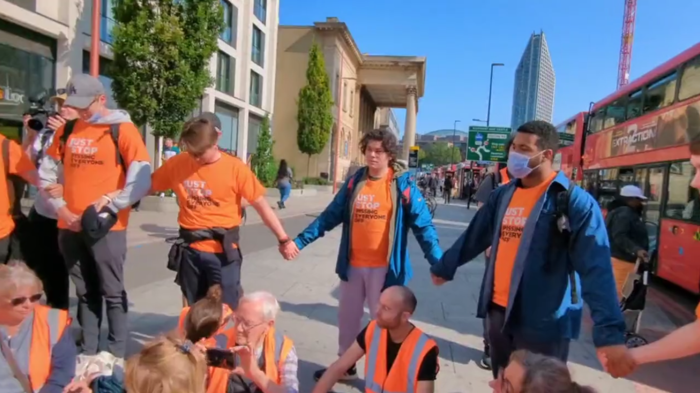 Insólito: manifestantes contra el cambio climático son rodeados por ...