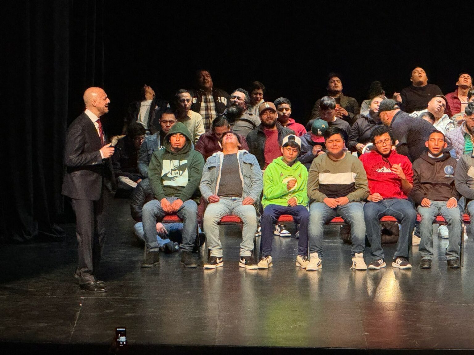 John Milton, el Caballero de la Hipnosis se presentó con éxito en el ...