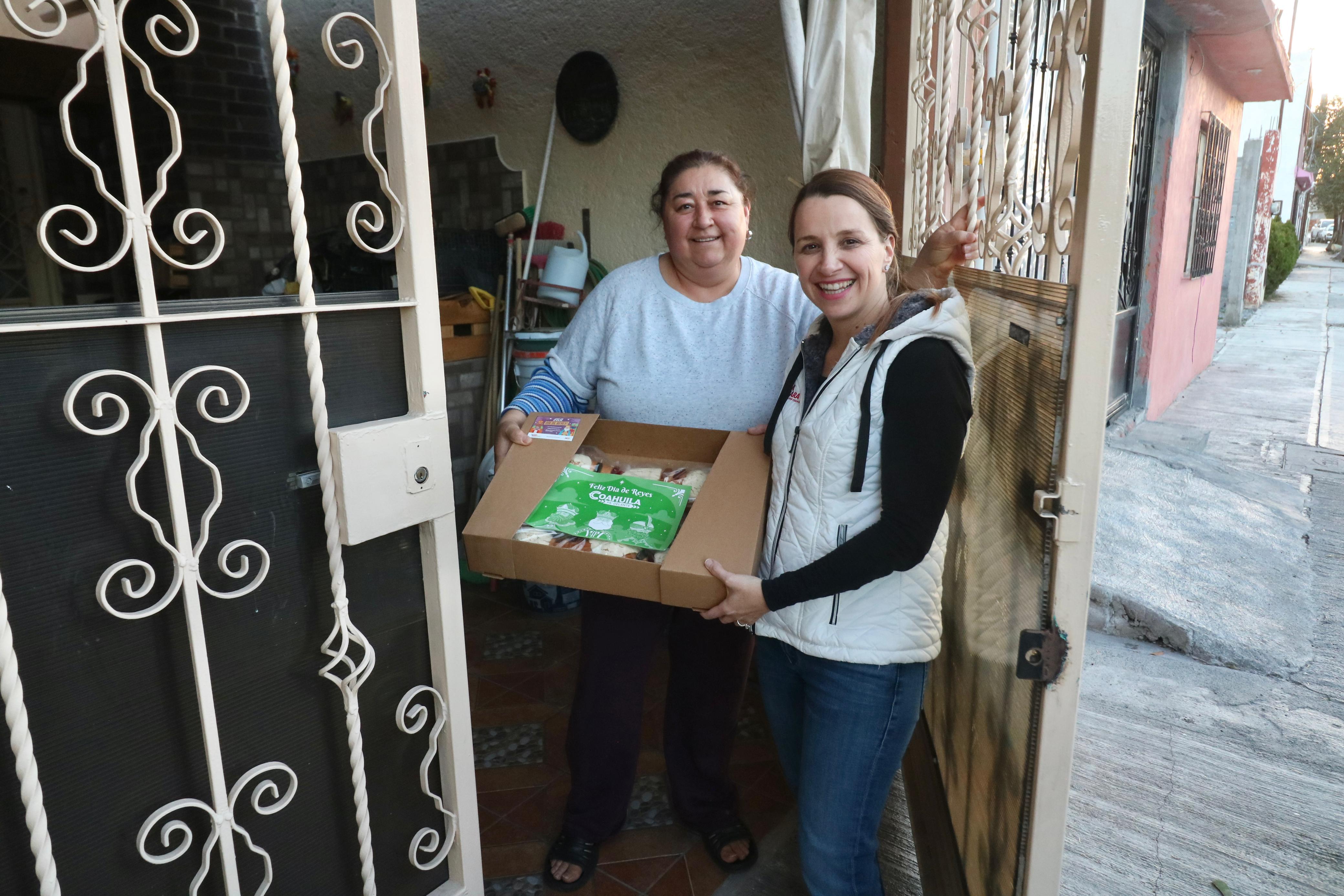 Sorprende María Bárbara Cepeda entregando roscas de Reyes en hogares de ...
