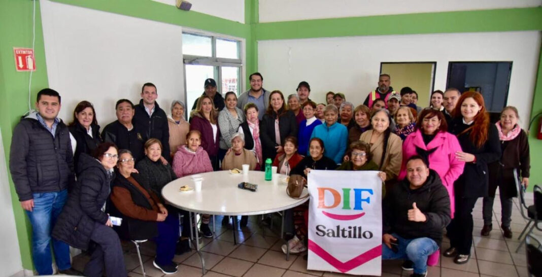 Visita presidenta del DIF Saltillo en colonias a adultos mayores