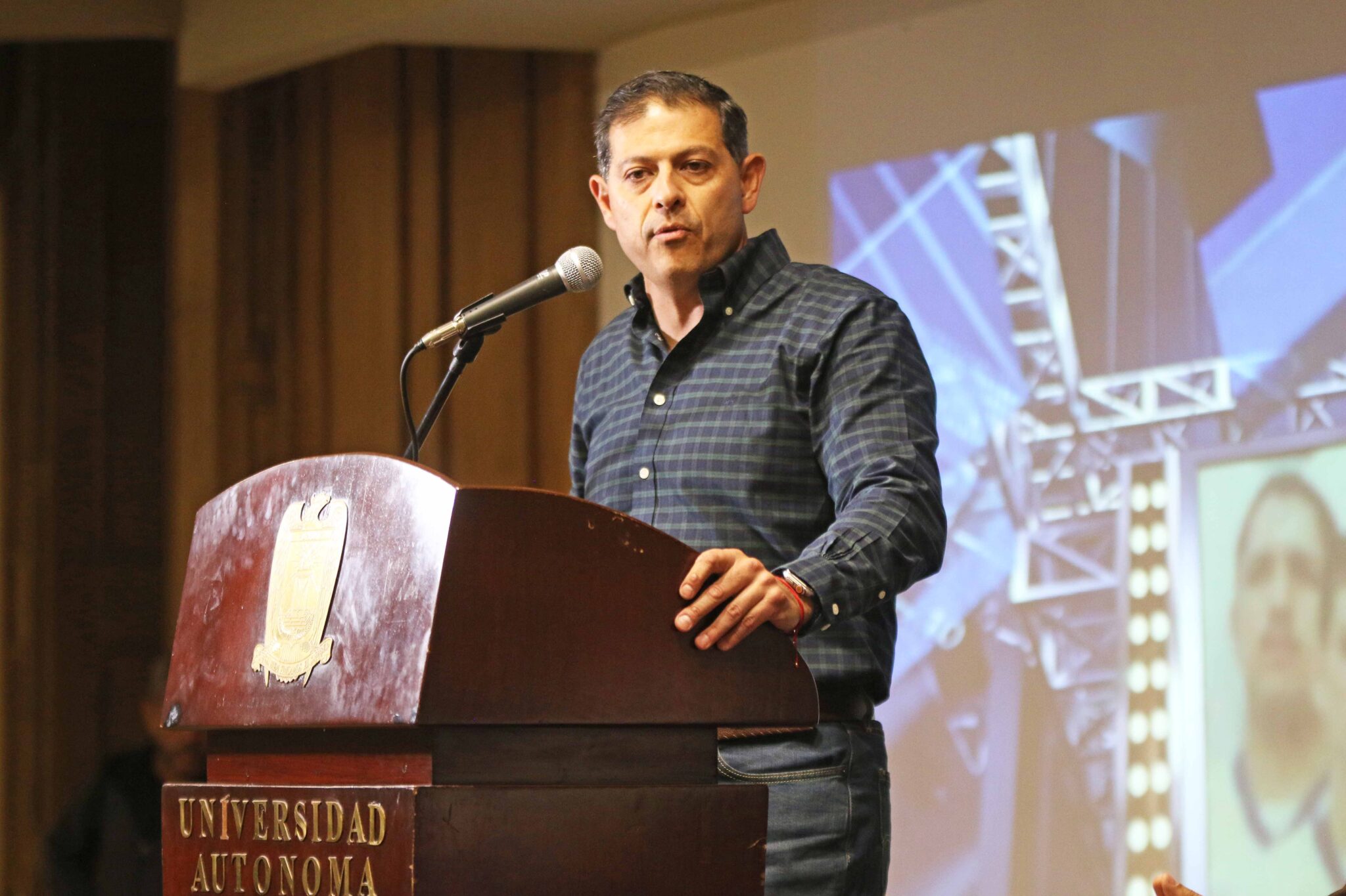 Es Ángel Esparza el Nuevo Head Coach de Los Lobos de Futbol Americano ...