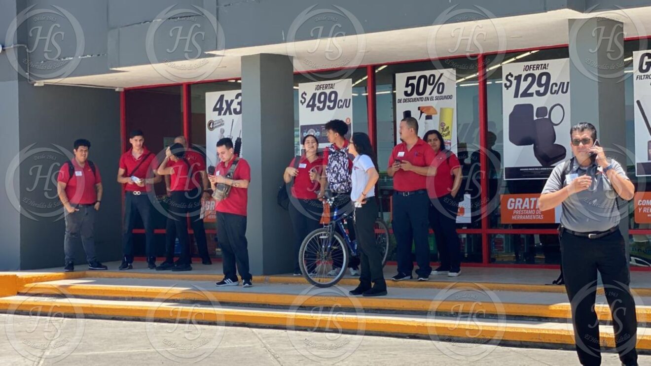 Racha de viento derriba techo de Autozone en Saltillo