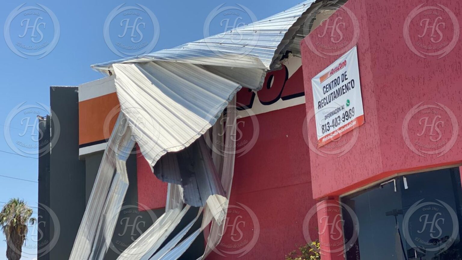 Racha de viento derriba techo de Autozone en Saltillo