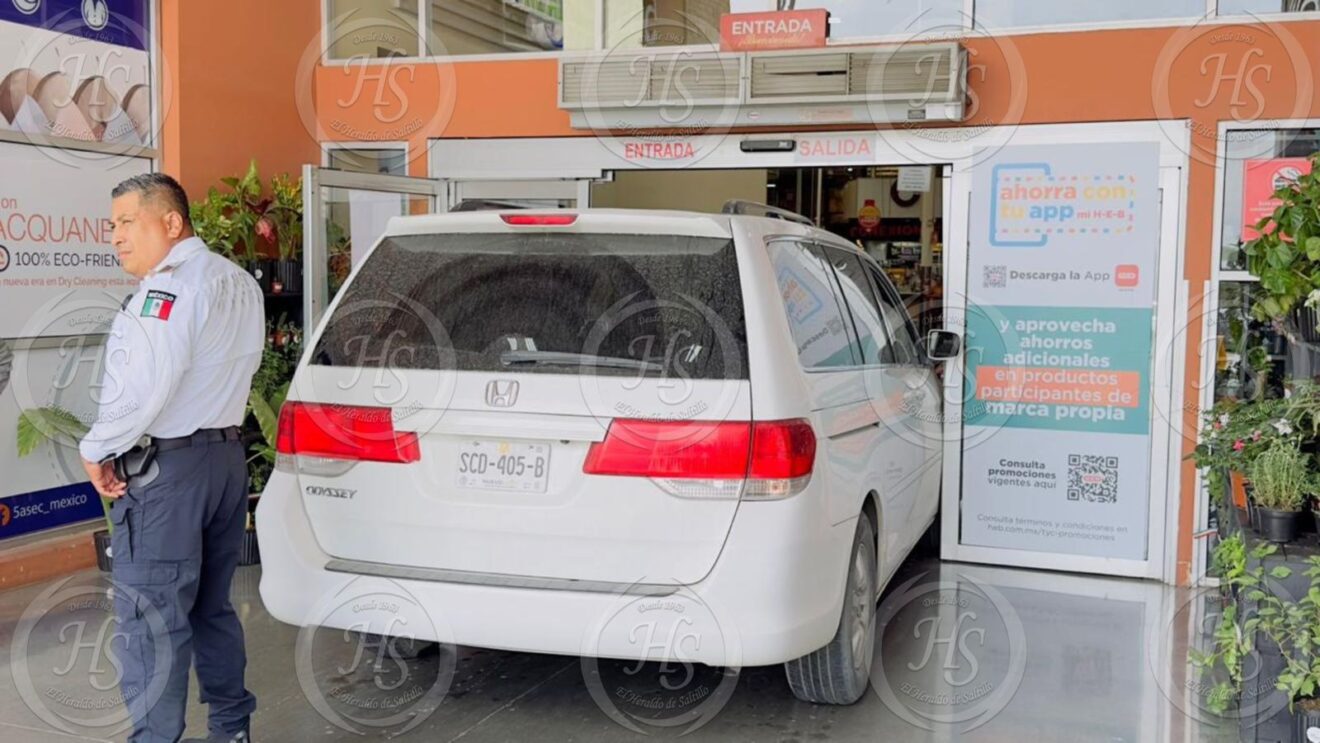 Se mete con todo y camioneta a HEB San Patricio en Saltillo