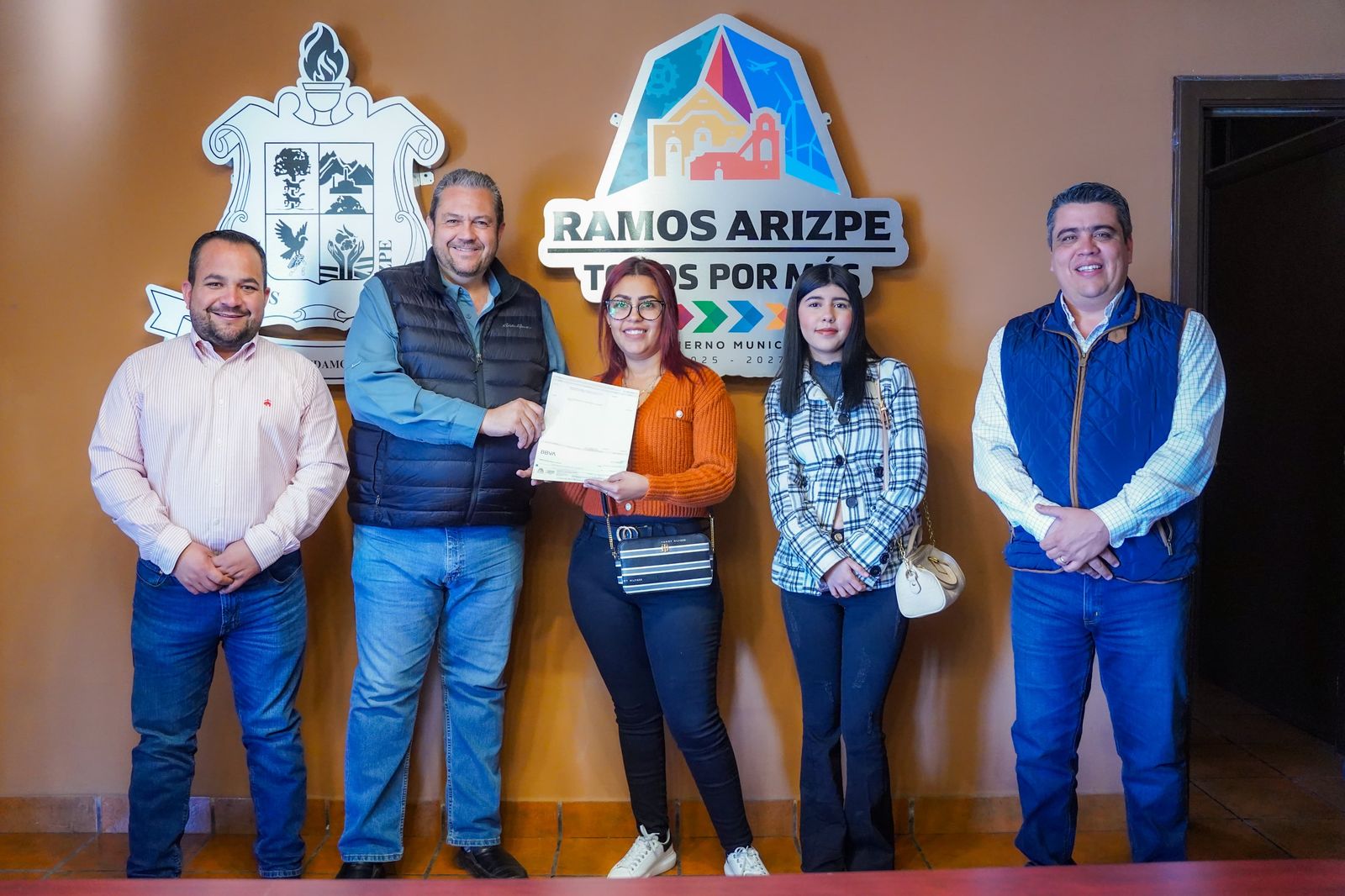 Alcalde de Ramos Arizpe entrega premio mayor de sorteo Participa y Gana Pagando tu Predial 2025