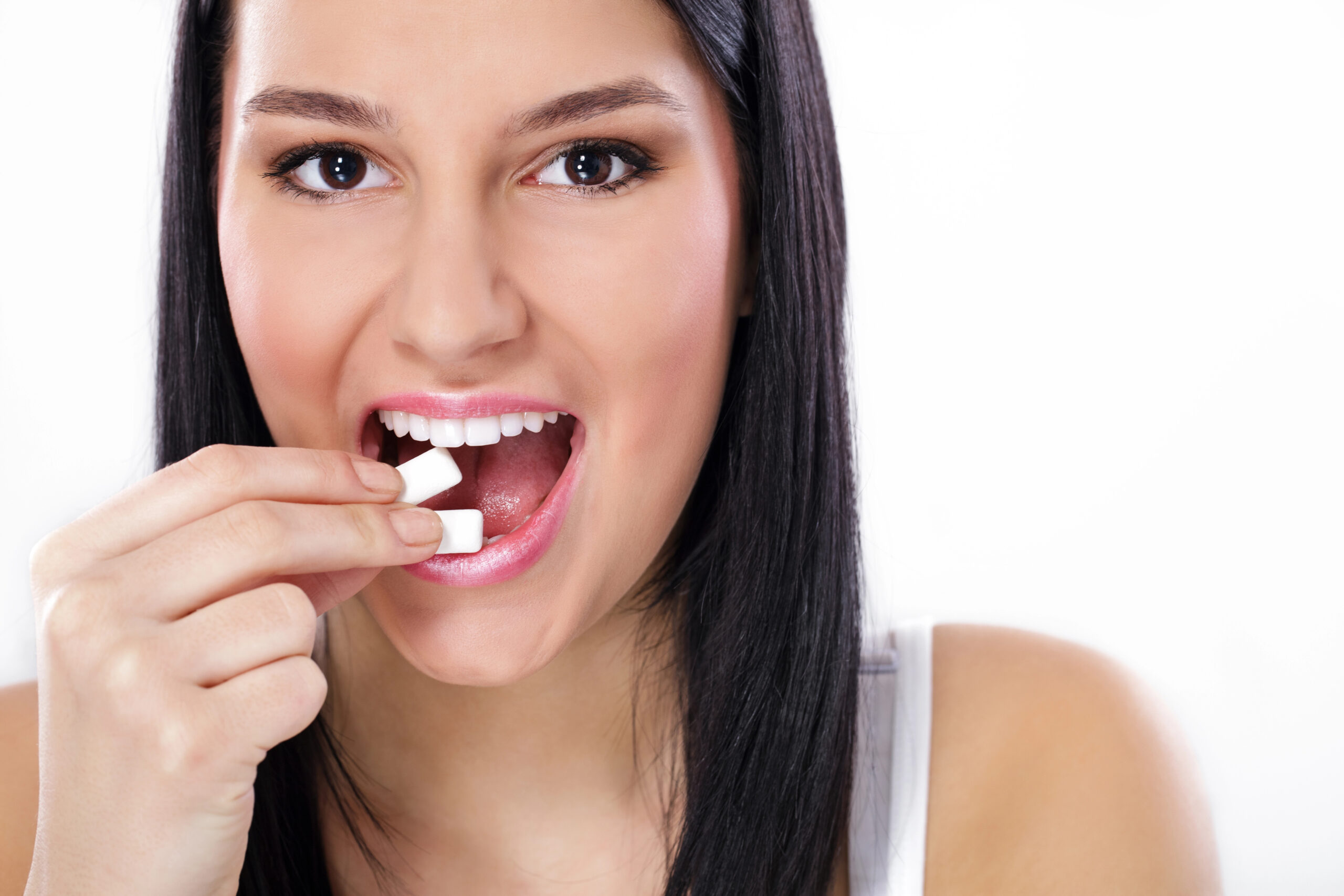 Descubren que mascar chicle libera microplásticos en la boca