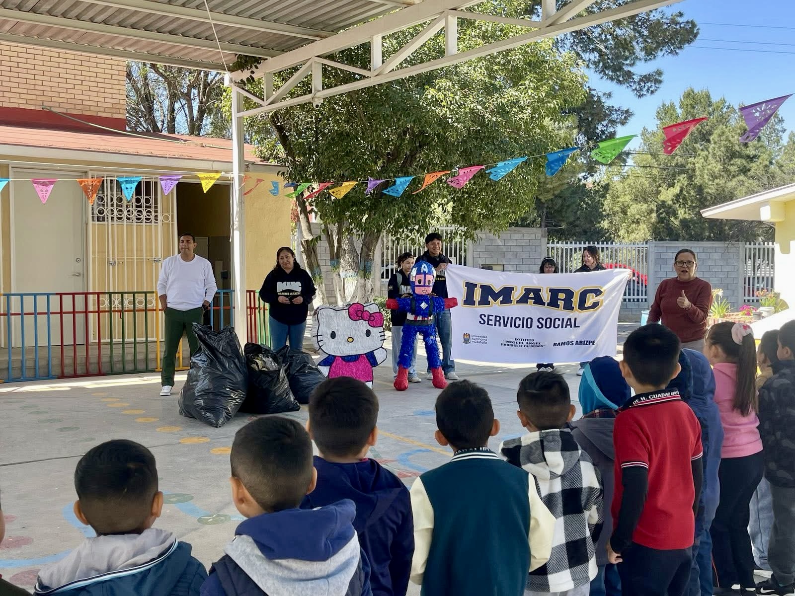 Alumnos del IMARC llevan alegría y sorpresas a niñas y niños de preescolar en Ramos Arizpe