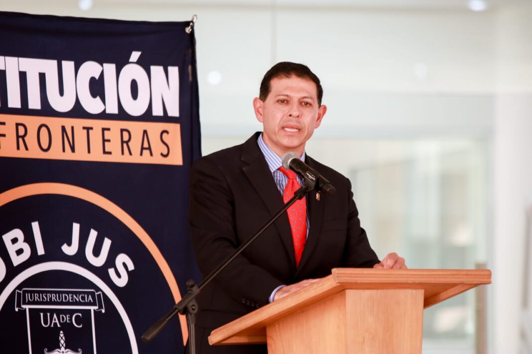 Rector de la UAdeC entrega mobiliario en la Facultad de Jurisprudencia