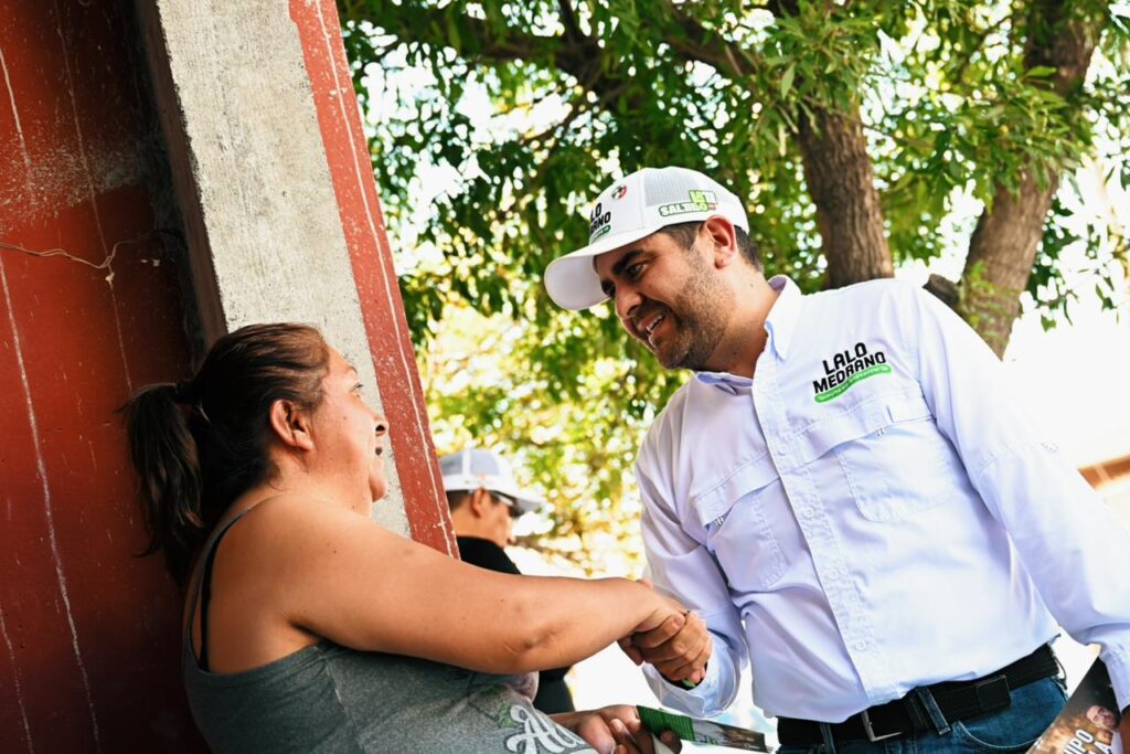 Aumenta Lalo Medrano ventaja en todas las encuestas del distrito 15