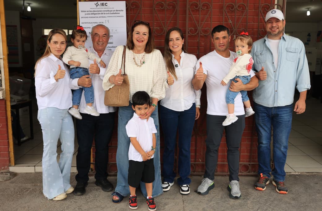 En familia y con compromiso ciudadano, Marimar Arroyo ejerce su derecho ...