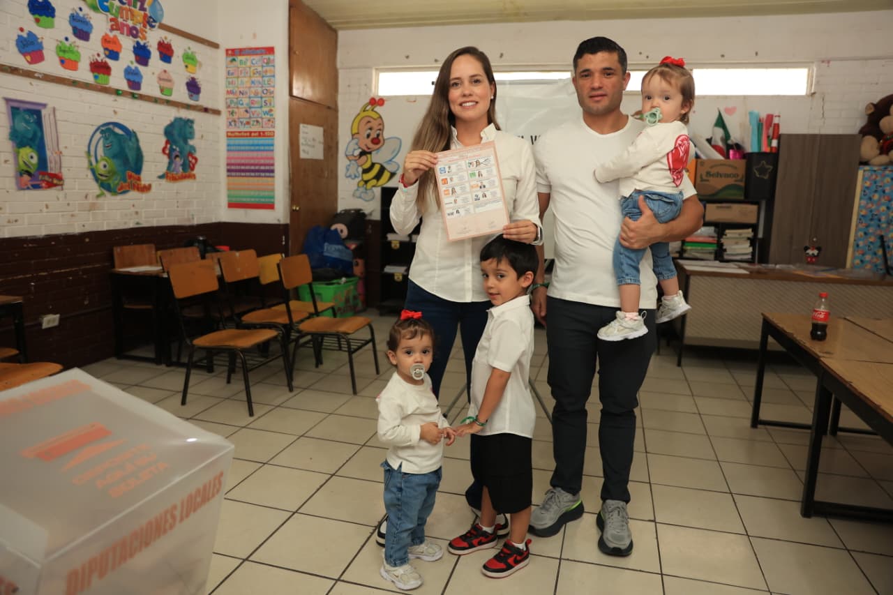 En familia y con compromiso ciudadano, Marimar Arroyo ejerce su derecho ...